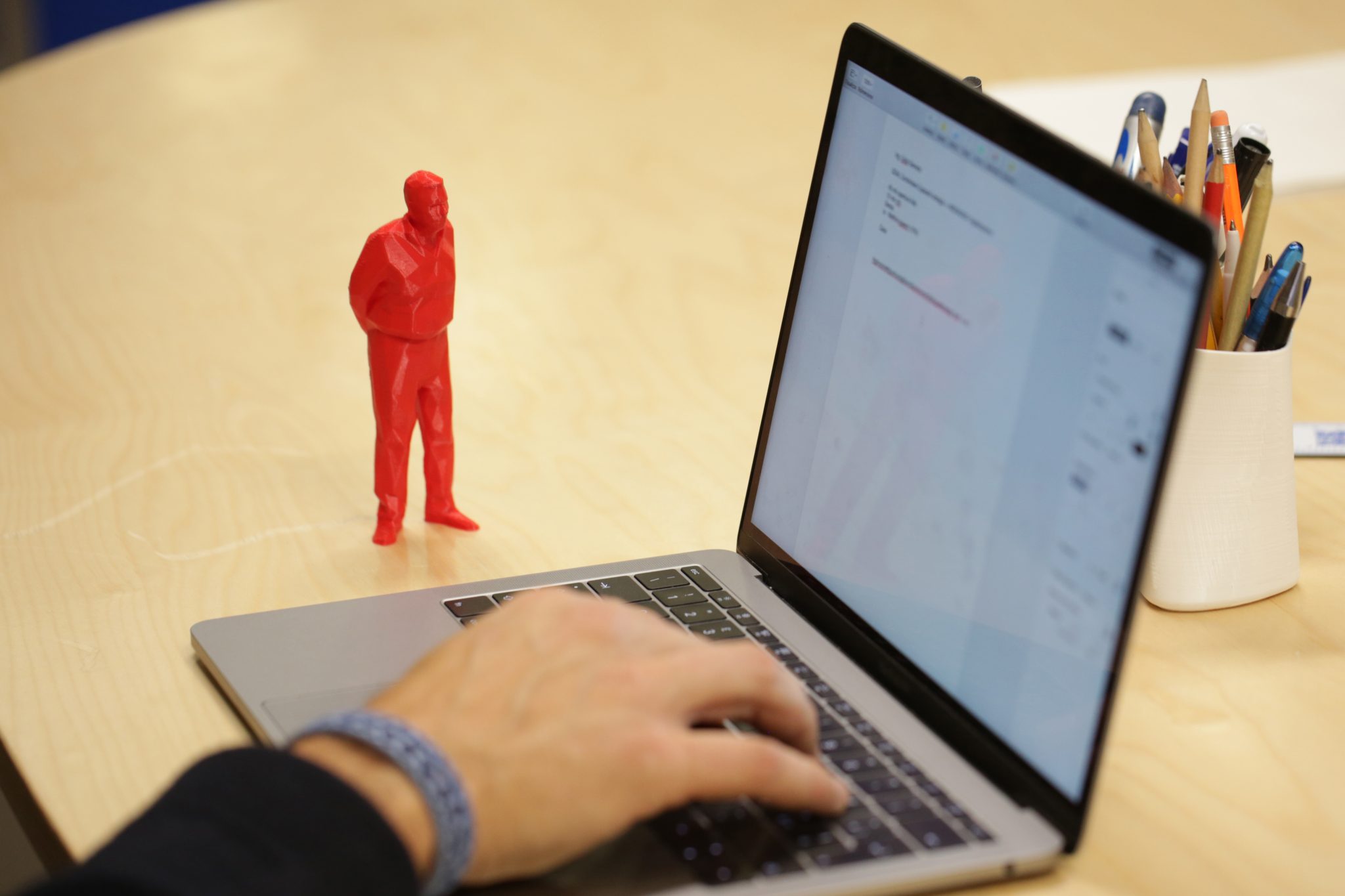 L'umarell da scrivania diventa il tormentone di Natale